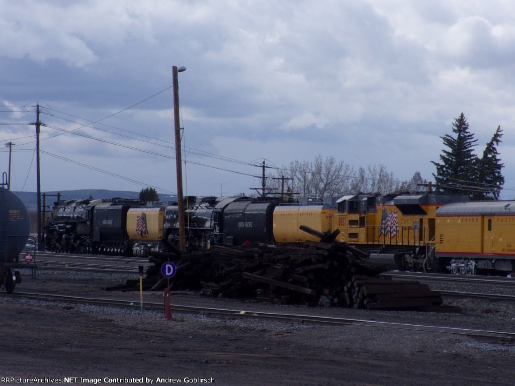 UP 4014, 844 + 8937 Behind